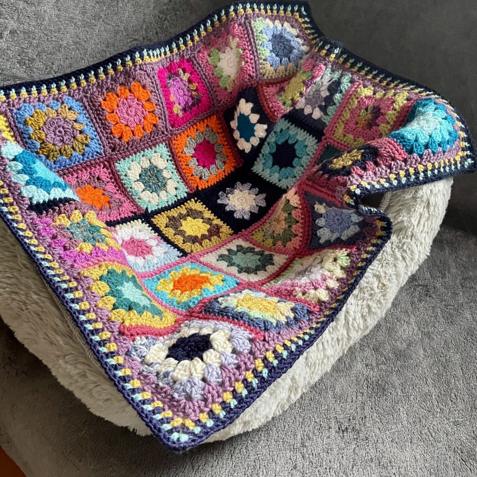 Cosy yarn scrap crochet blanket - Chroma Crochet
